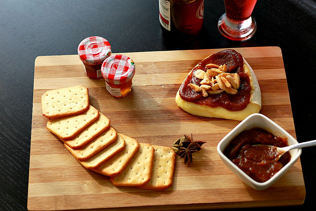 baked bried with chai date syrup with almonds - :: Nutrizonia